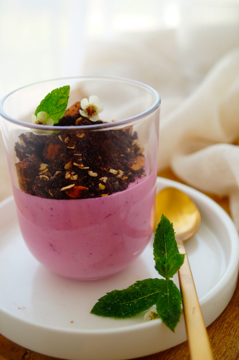 Mousse met bessen, skyr & chocolade crumble - Elien's Cuisine