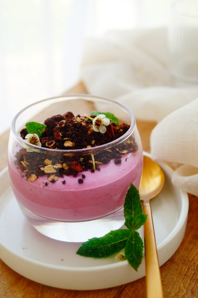 Mousse met bessen, skyr & chocolade crumble - Elien's Cuisine